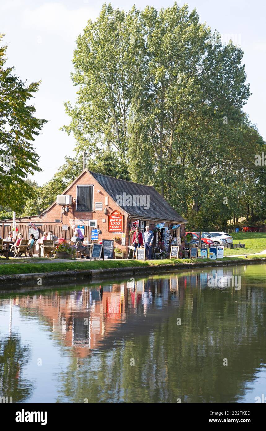 Former lock-keeper's cottage, now a cafe on the Grand Union Canal ...