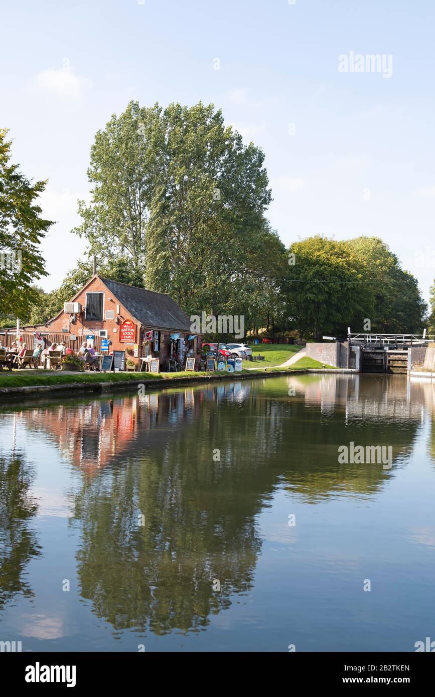Former lock-keeper's cottage, now a cafe on the Grand Union Canal ...