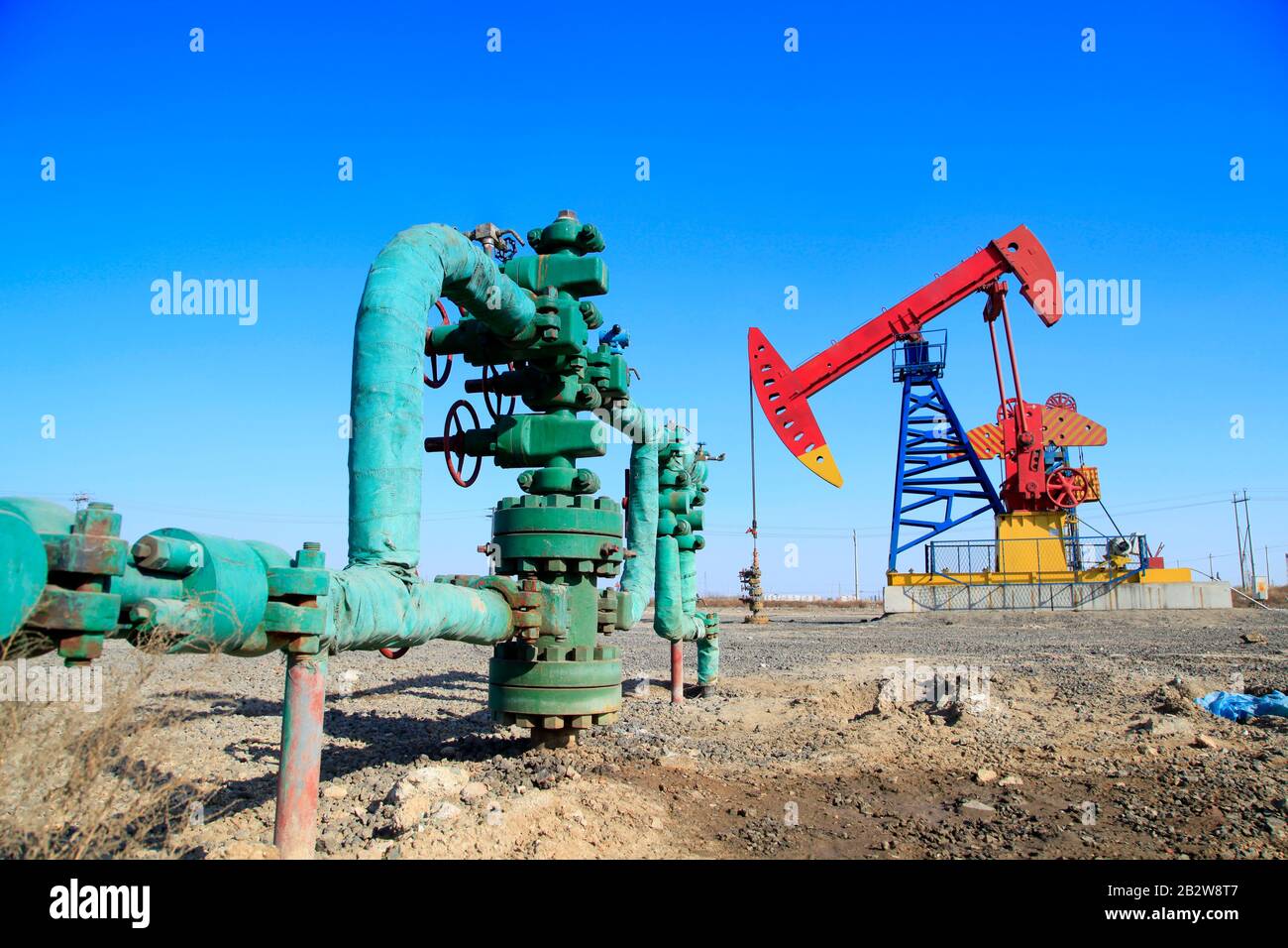 Oil production platform equipment pumping unit hi-res stock photography ...