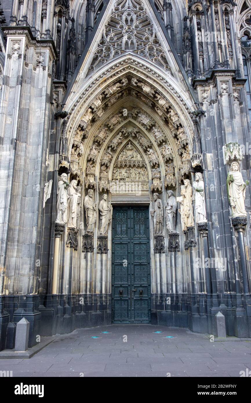 Sandstone carvings above the doorway of Cologne Cathedral (Cathedral ...