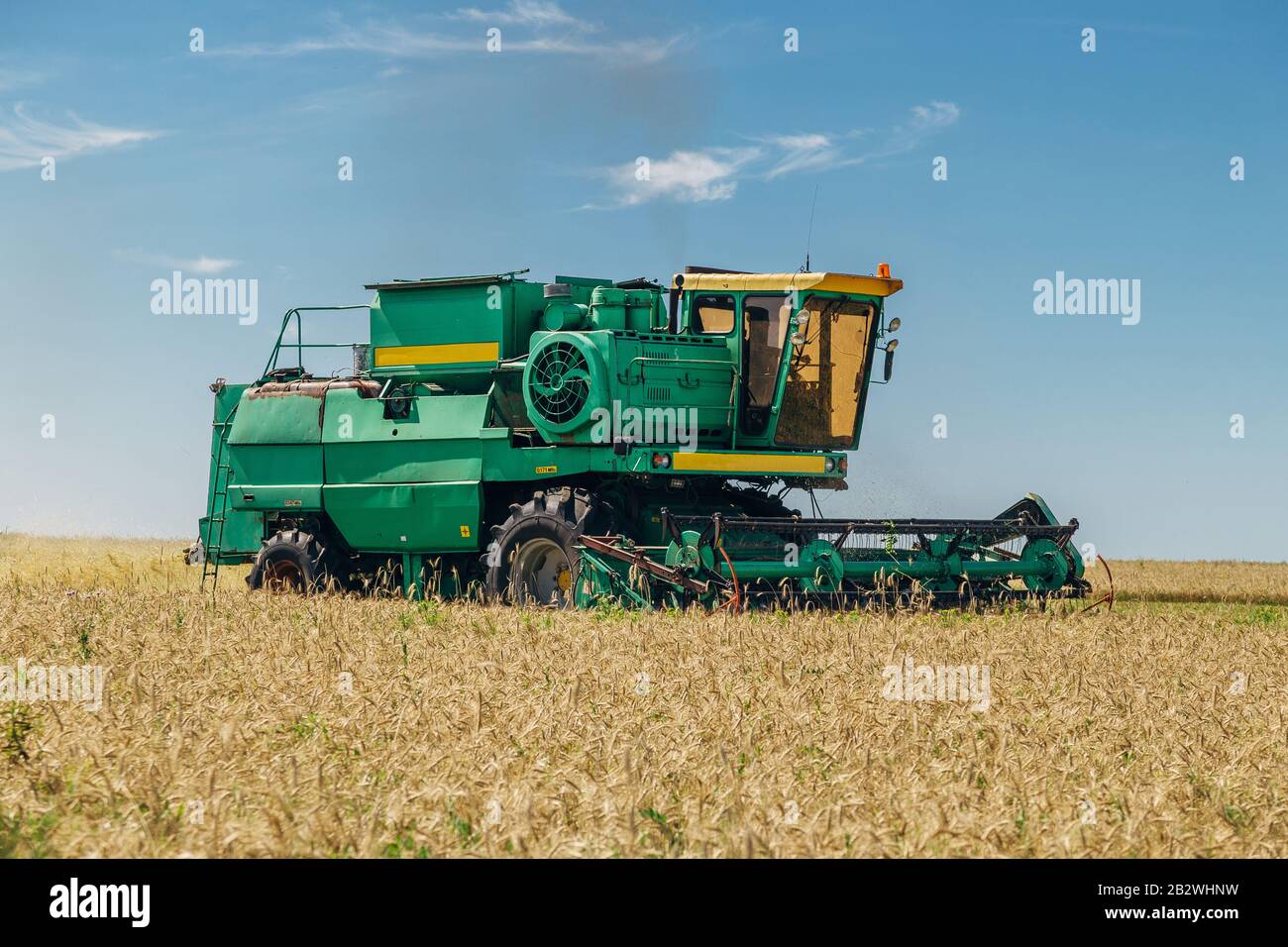 Harvester machine hi-res stock photography and images - Alamy