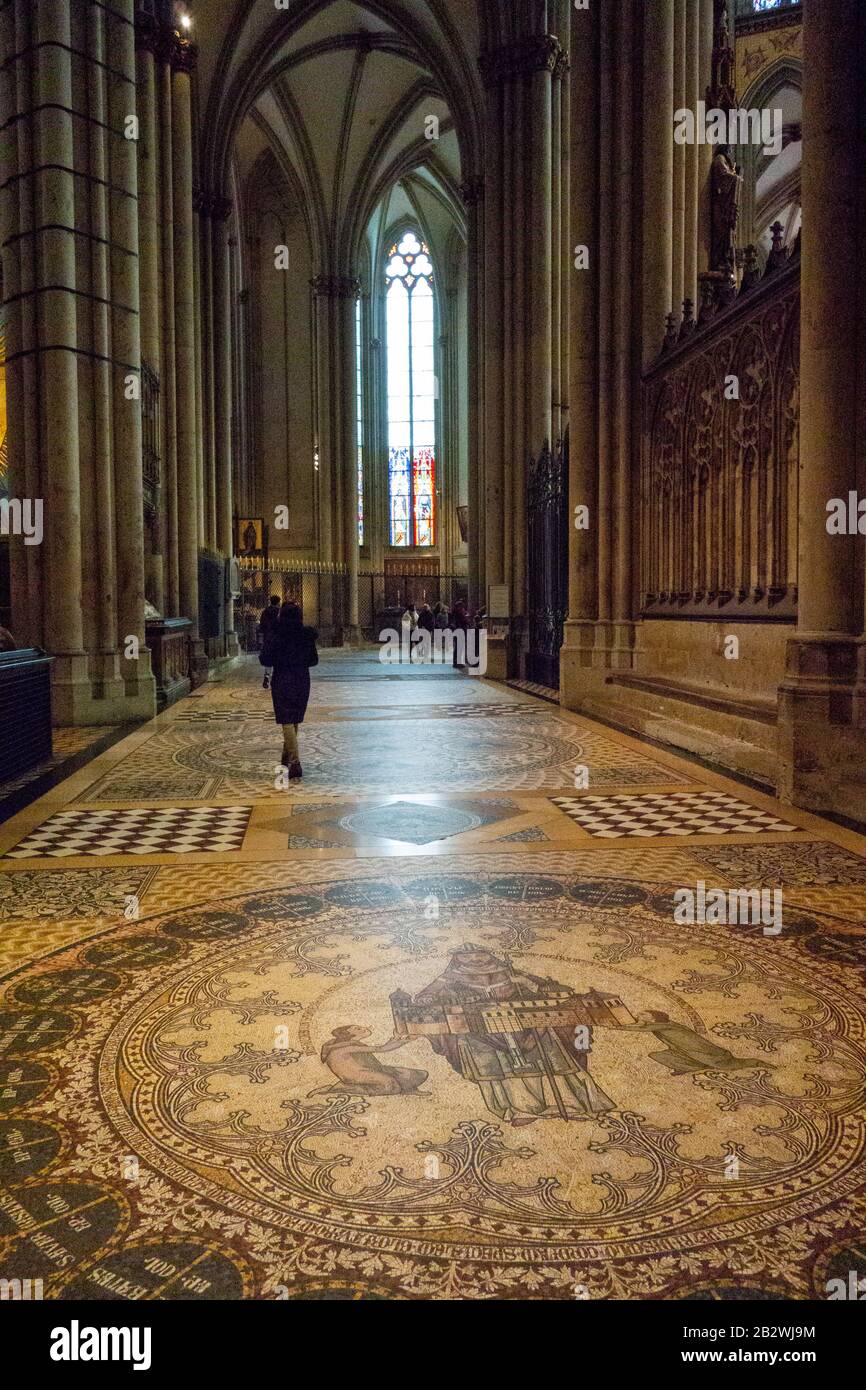 Tourists in the nave of Cologne Cathedral (Cathedral Church of Saint ...