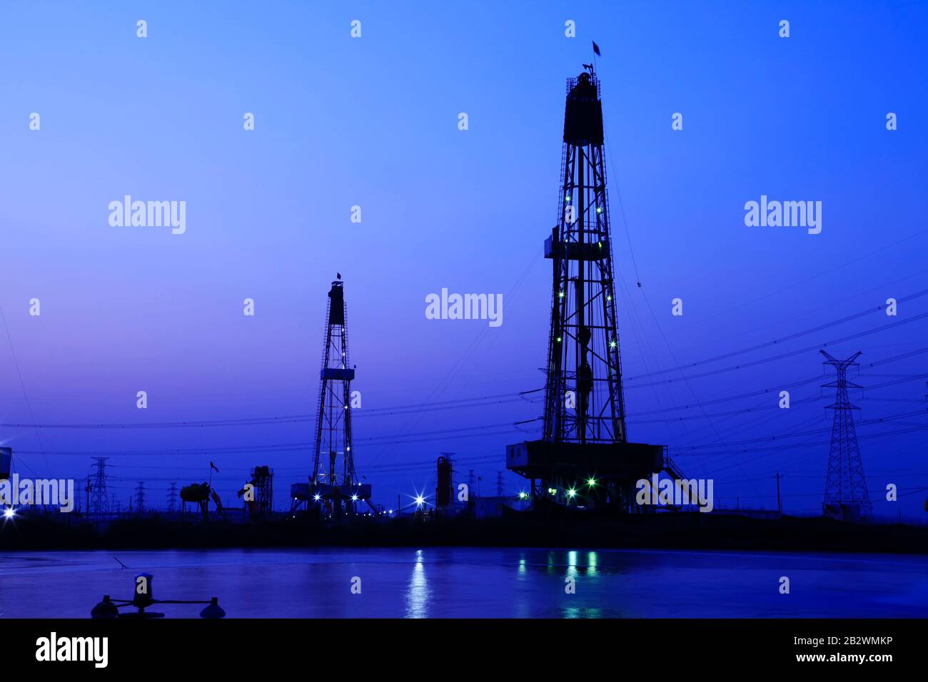 oilfield derrick at night Stock Photo - Alamy