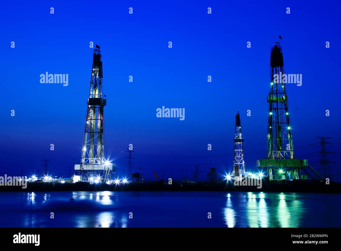 oilfield derrick at night Stock Photo - Alamy