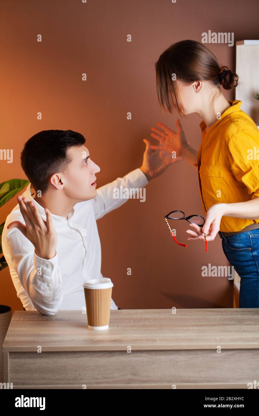 Salesman customer angry hi-res stock photography and images - Alamy