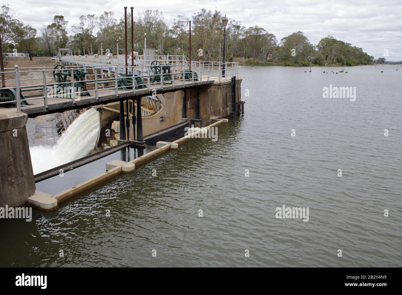 Goulburn weir, original gated structure with new radial gates in ...