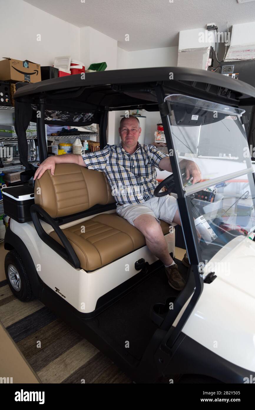 Man sitting in golf cart hi-res stock photography and images - Alamy