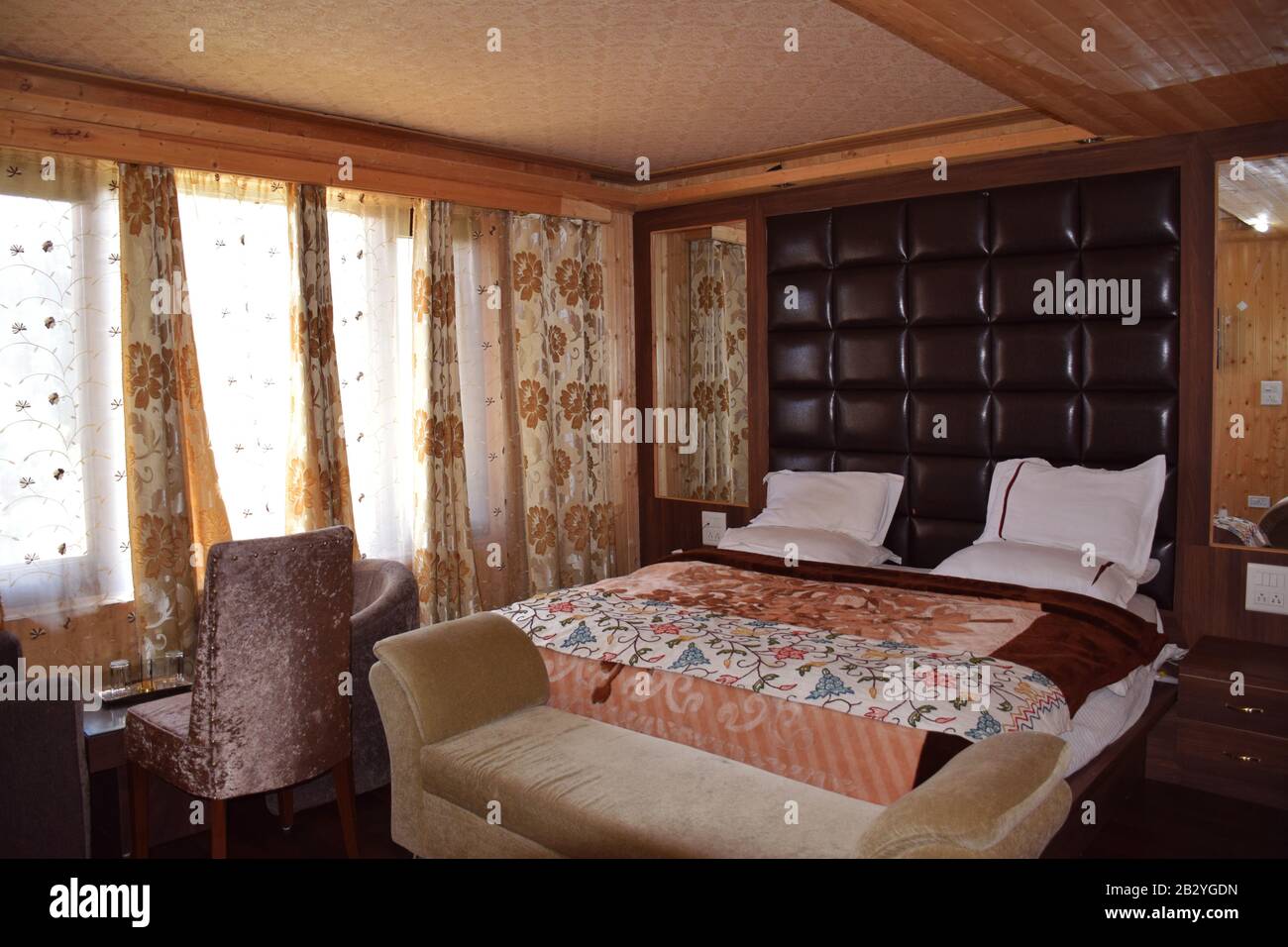 Full room view hi-res stock photography and images - Alamy