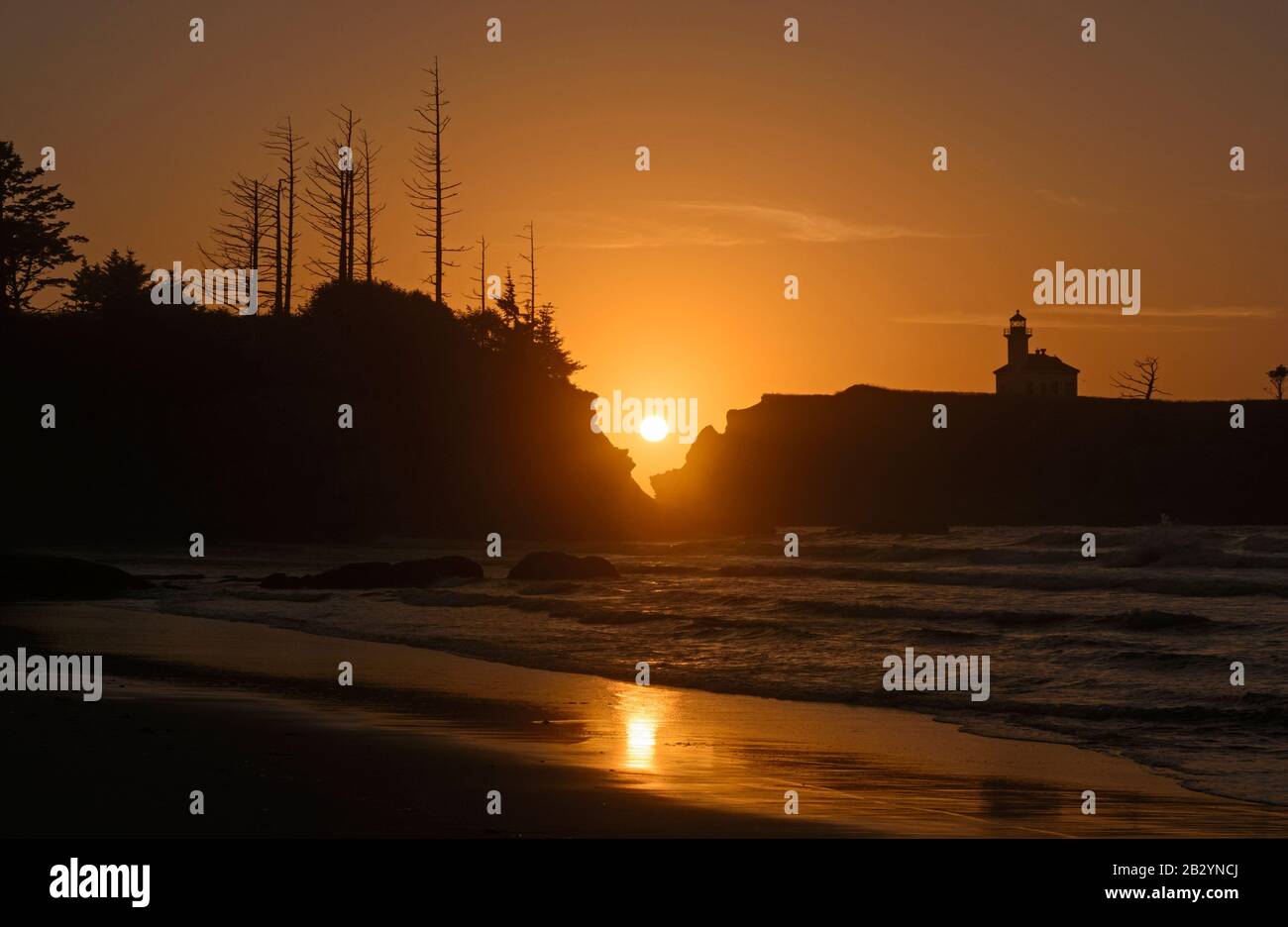Beautiful sunset on remote beach hi-res stock photography and images ...