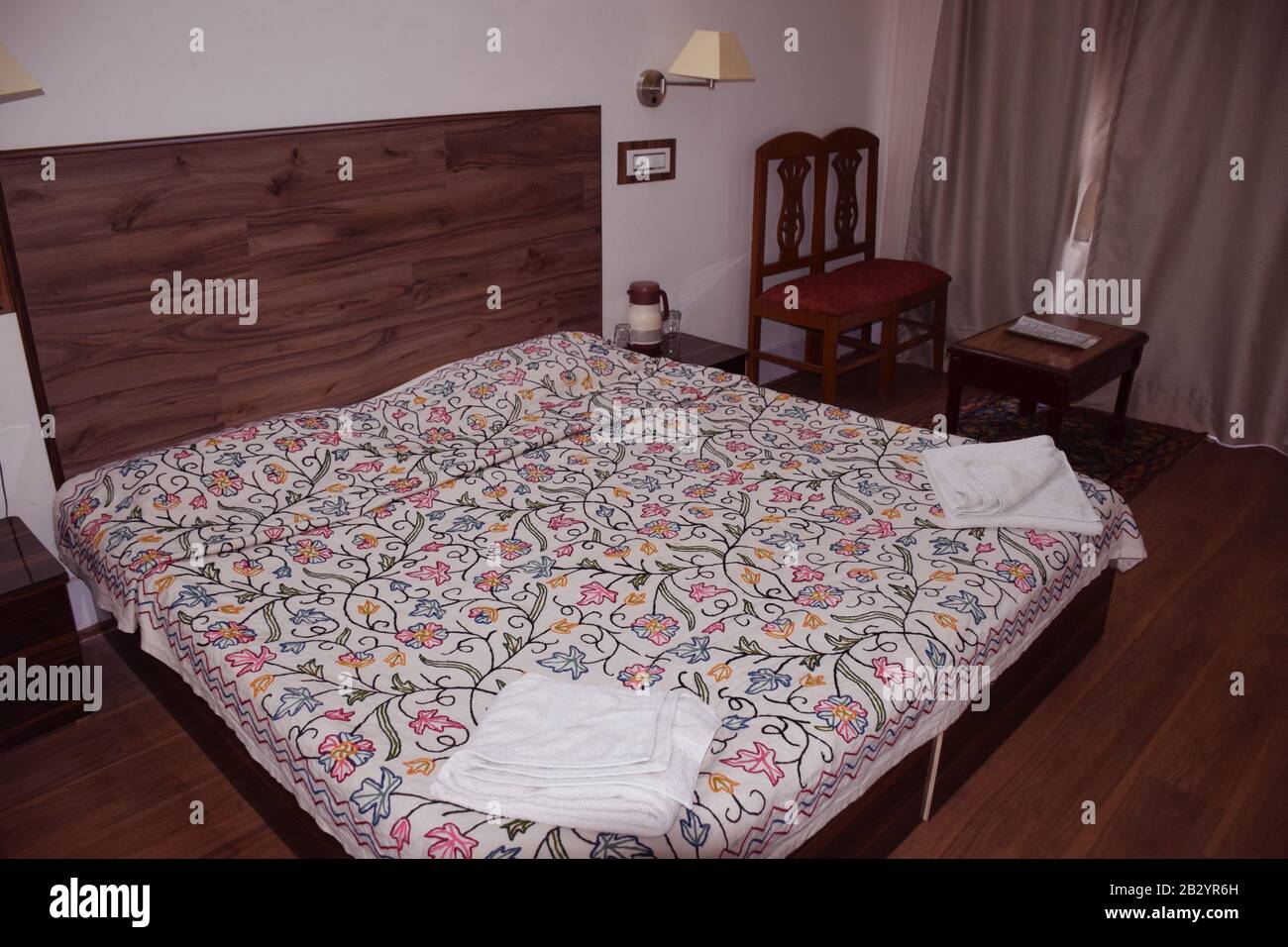 Hotel room maid bed hi-res stock photography and images - Alamy