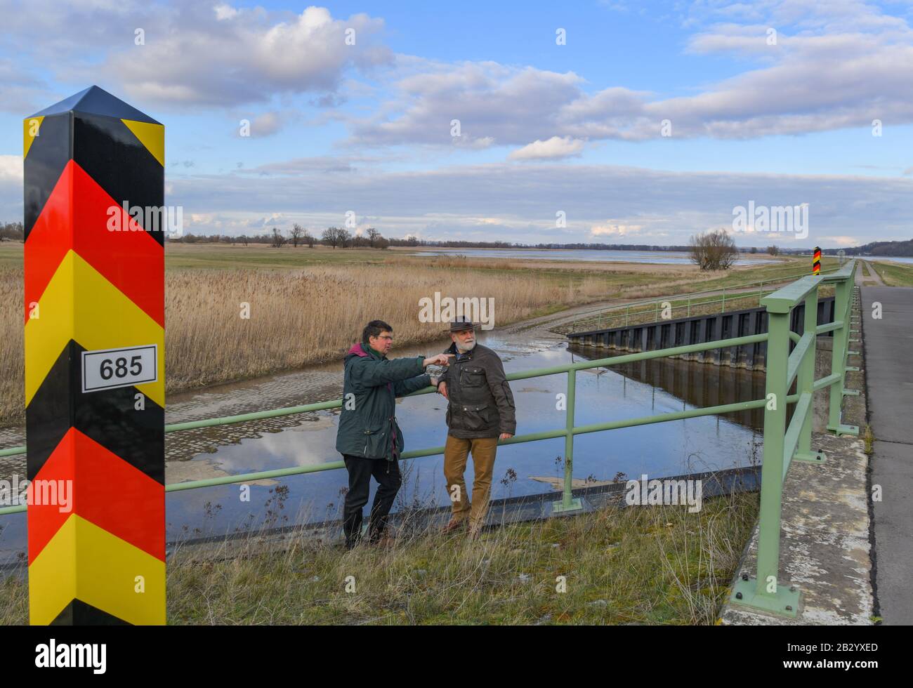 Criewen, Germany. 27th Feb, 2020. Dirk Treichel (l), head of the Lower ...