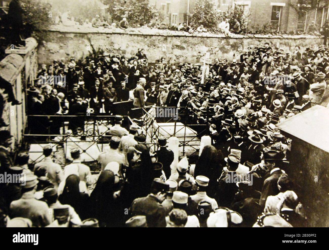 General Pershing at Tomb of Lafayette, Picpus Cemetery, Paris, France ...