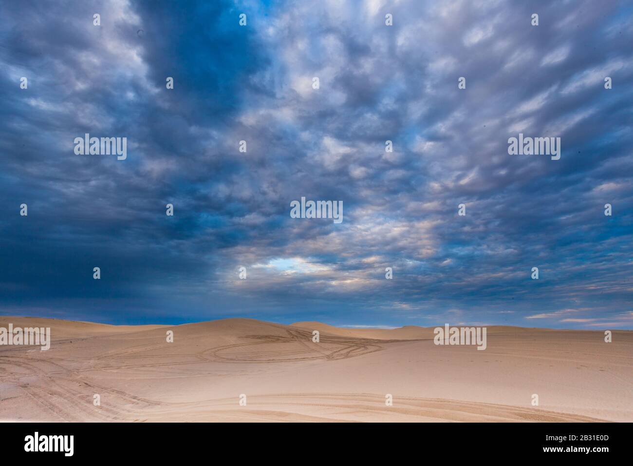 Vast desert sand dunes empty dry hi-res stock photography and images ...