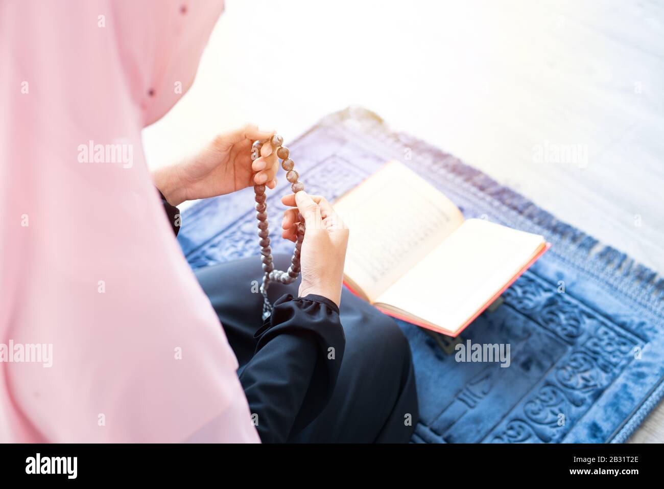 Muslim girl pray hi-res stock photography and images - Alamy