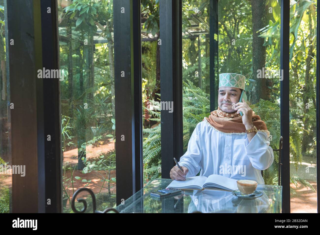 Saudi coffee shop hi-res stock photography and images - Alamy