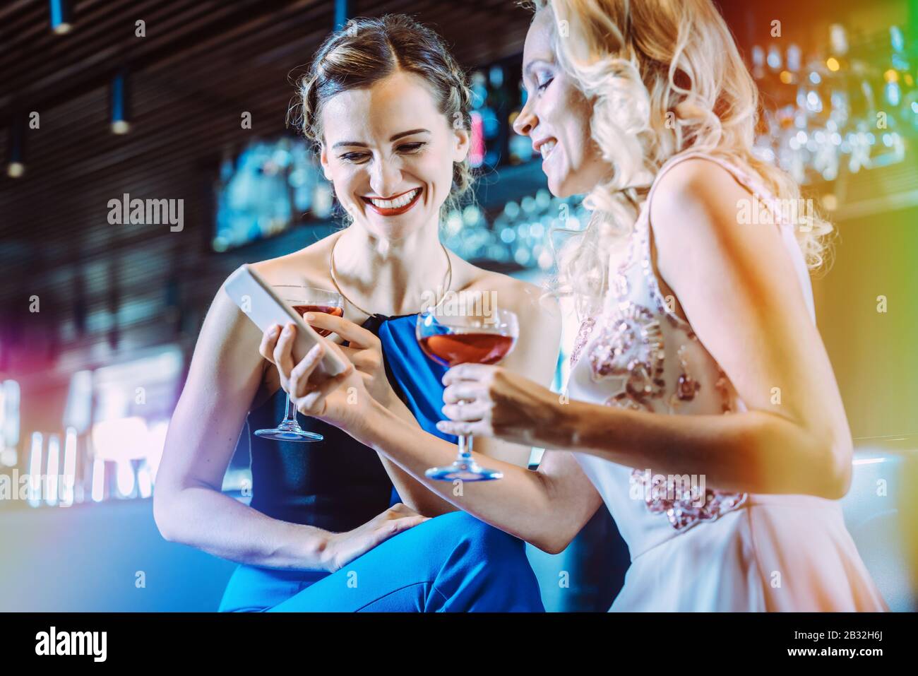 Looking for girls at bar hi-res stock photography and images - Alamy