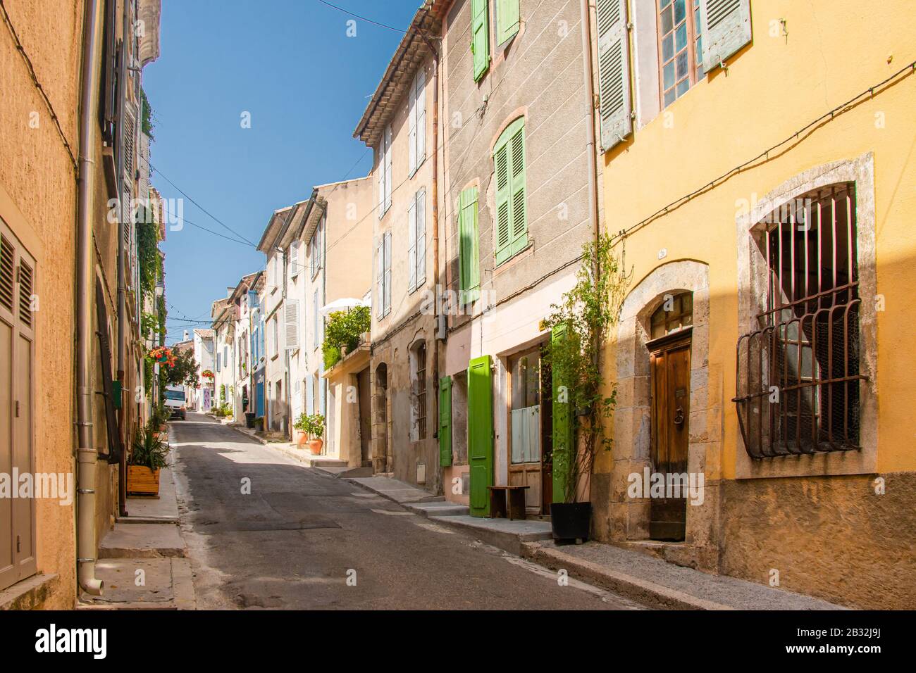 Traditional neighbourhood in Provence Stock Photo - Alamy