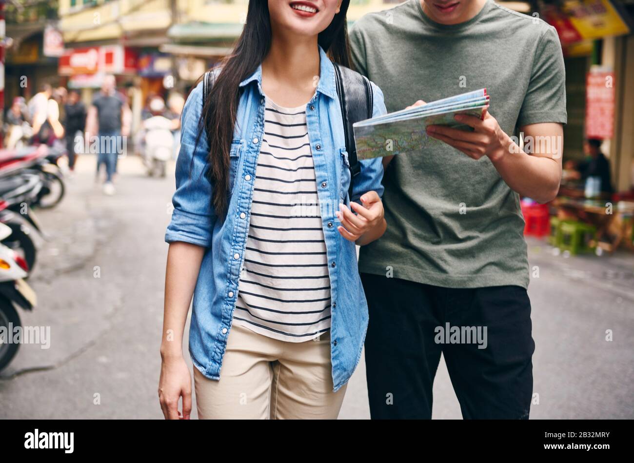 Couple of tourists using map while sightseeing Stock Photo - Alamy