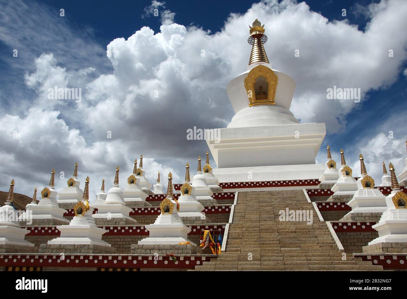 tibetan stupa in china Stock Photo - Alamy