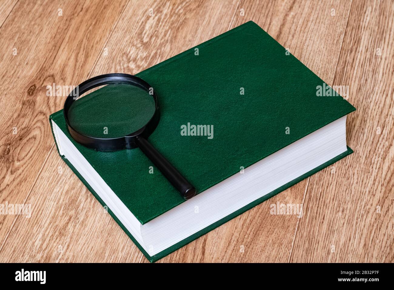 Magnifier on dictionary hi-res stock photography and images - Alamy