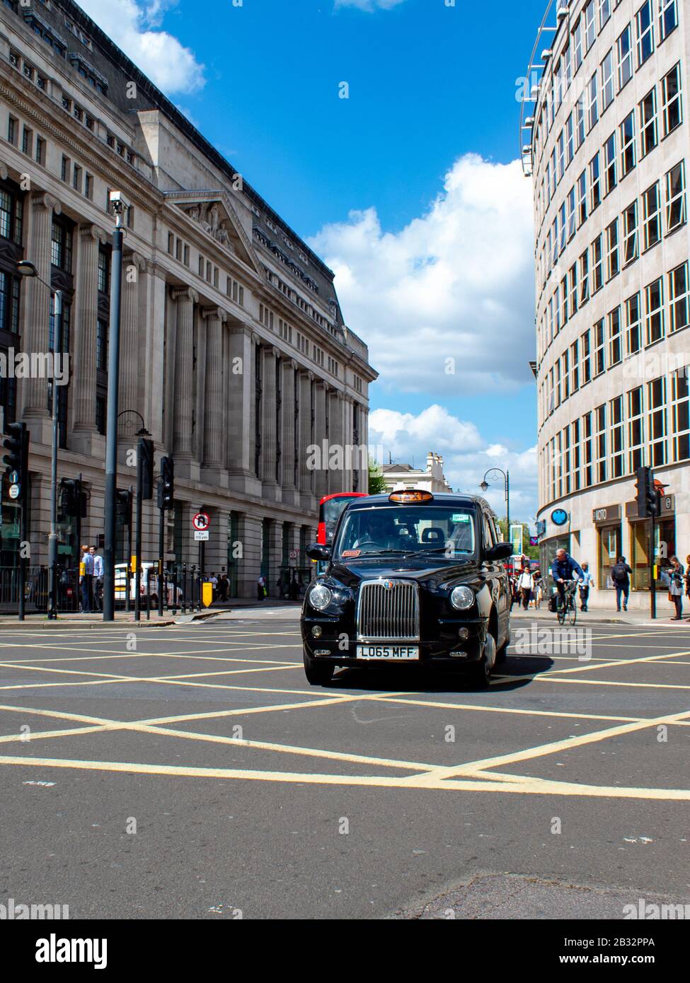Typical london taxi hi-res stock photography and images - Alamy