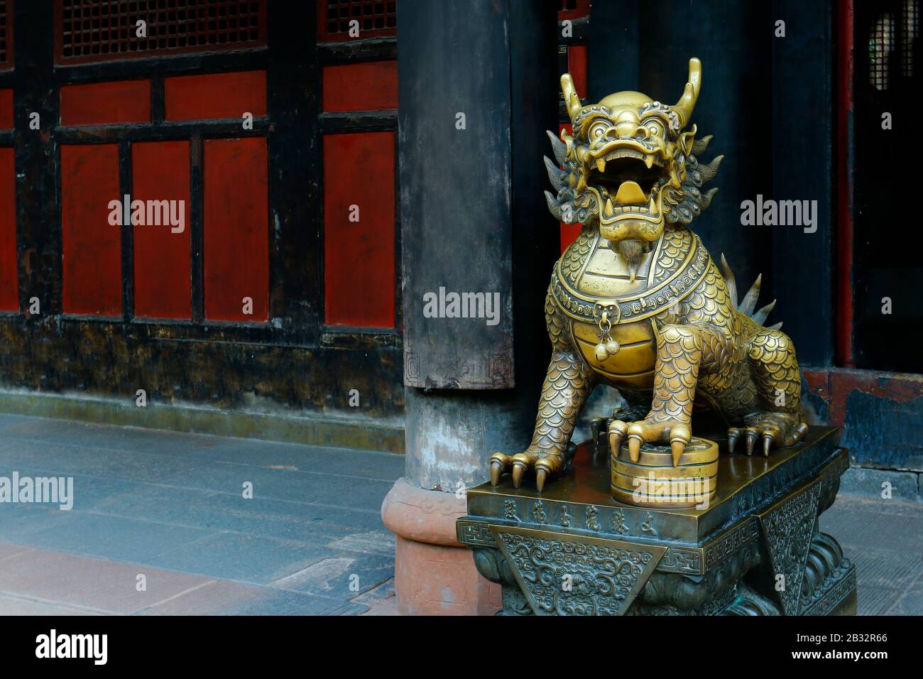 Statue of dragon in chinese temple Stock Photo - Alamy