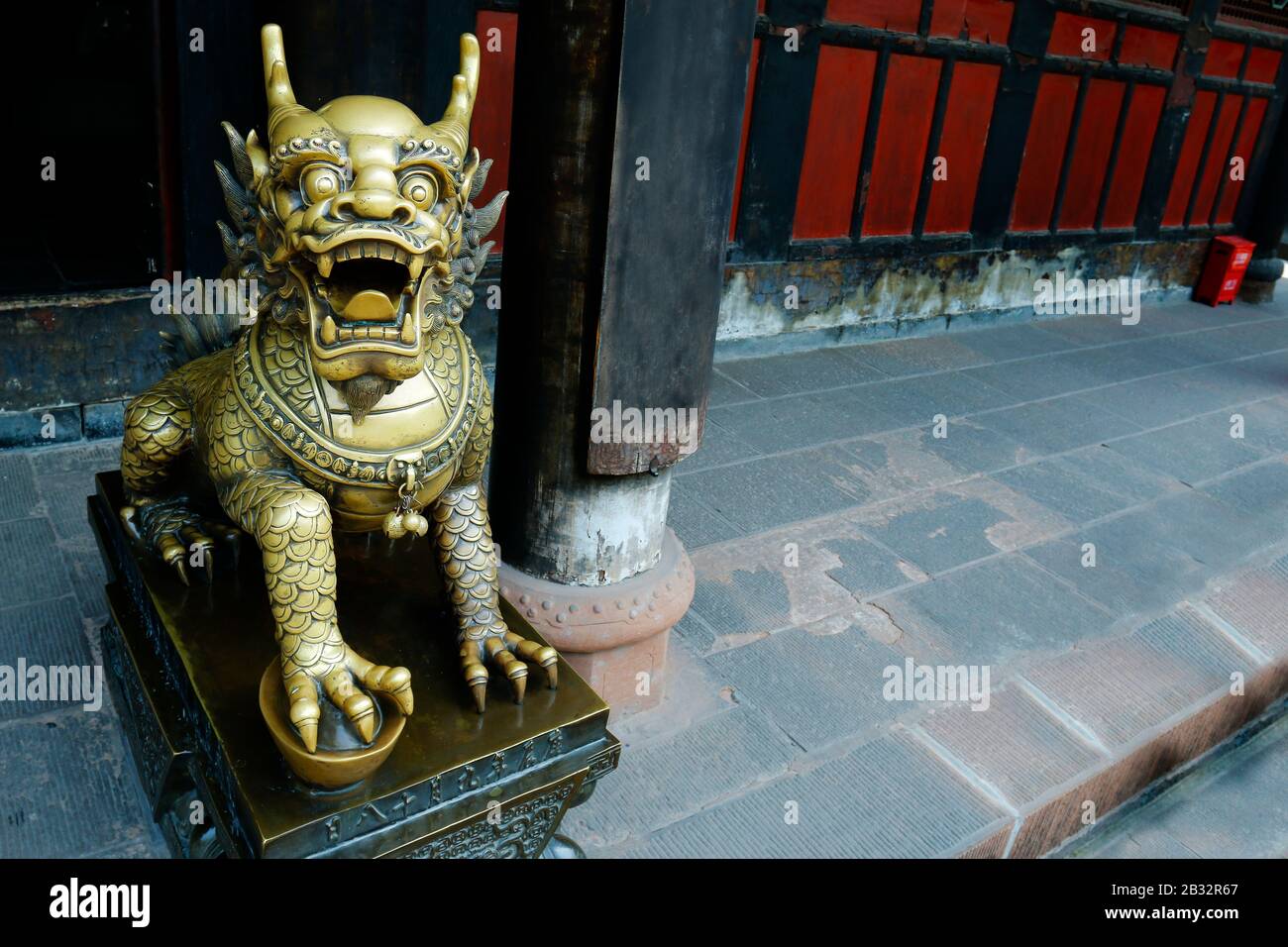 Statue of dragon in chinese temple Stock Photo - Alamy
