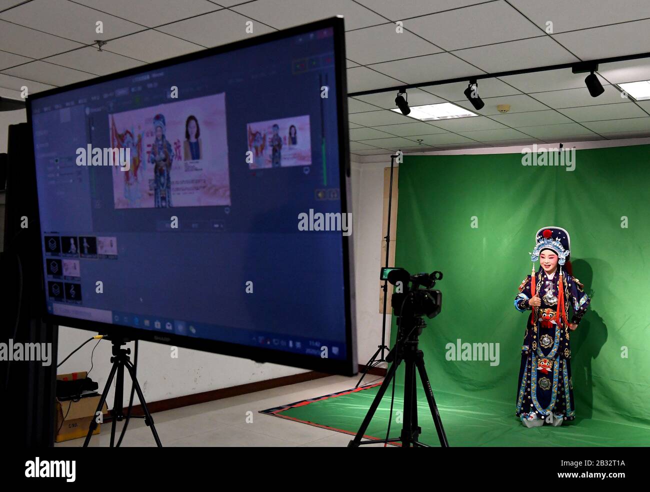 (200304) -- ZHENGZHOU, March 4, 2020 (Xinhua) -- Li Jinling performs ...