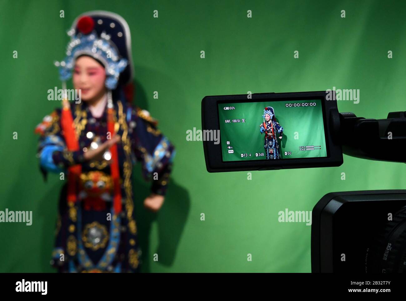 (200304) -- ZHENGZHOU, March 4, 2020 (Xinhua) -- Li Jinling performs ...