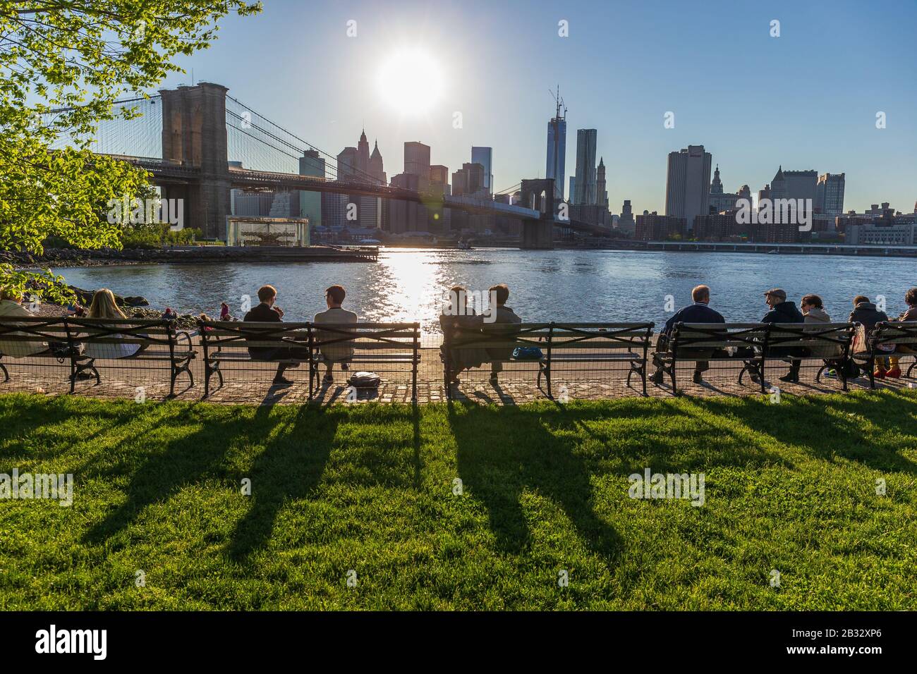Benches crowd of people hi-res stock photography and images - Alamy