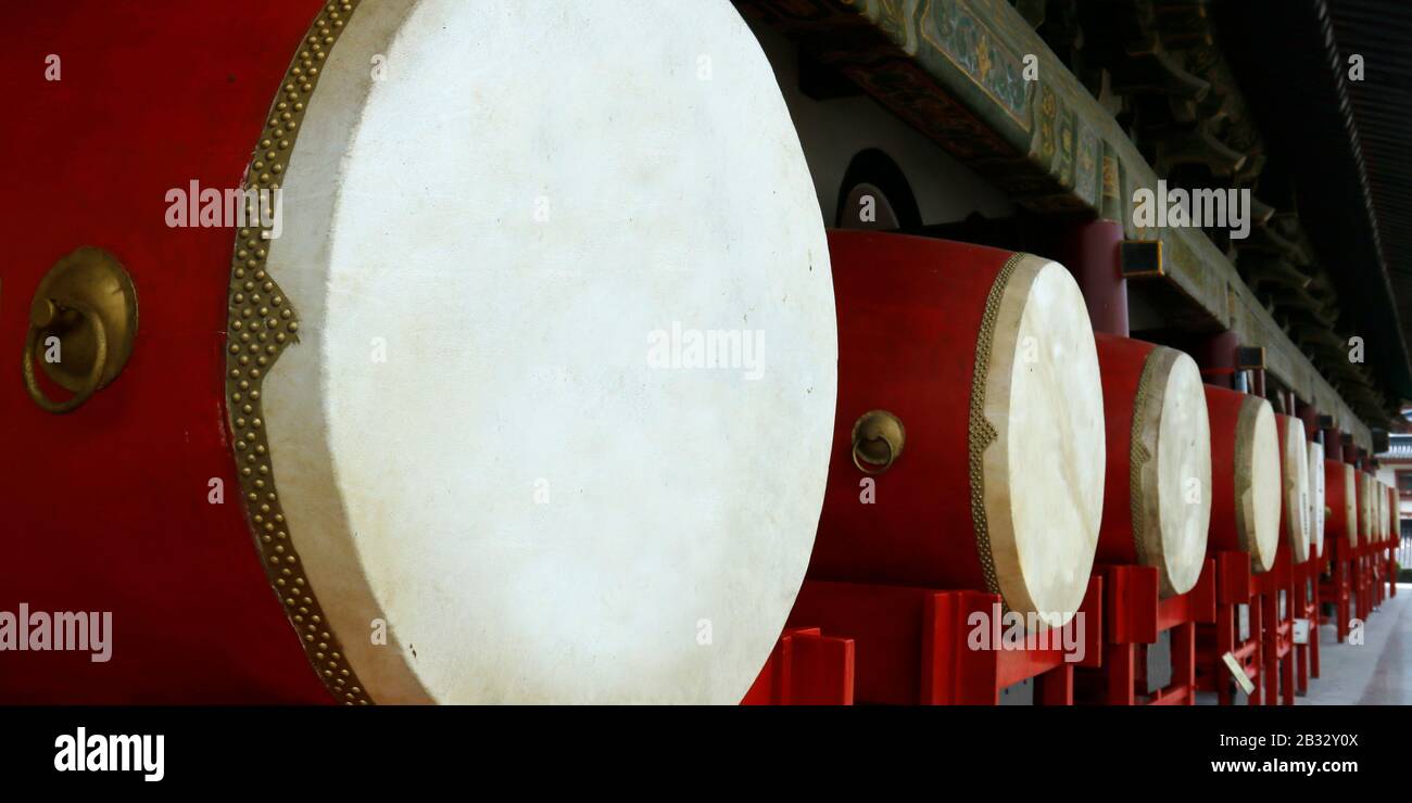 Large chinese drum hi-res stock photography and images - Alamy