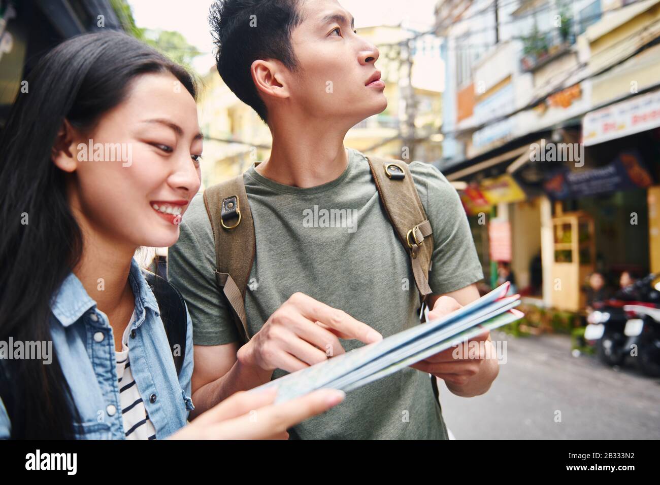 Close up of tourists with paper map Stock Photo - Alamy