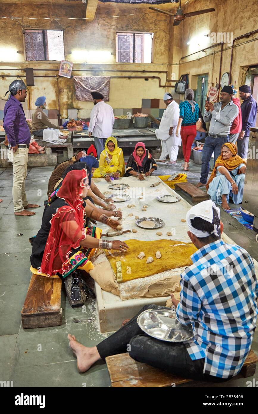 kitchen in Shish Ganj Gurudwara Sikh Temple in Old Delhi, Delhi, India ...