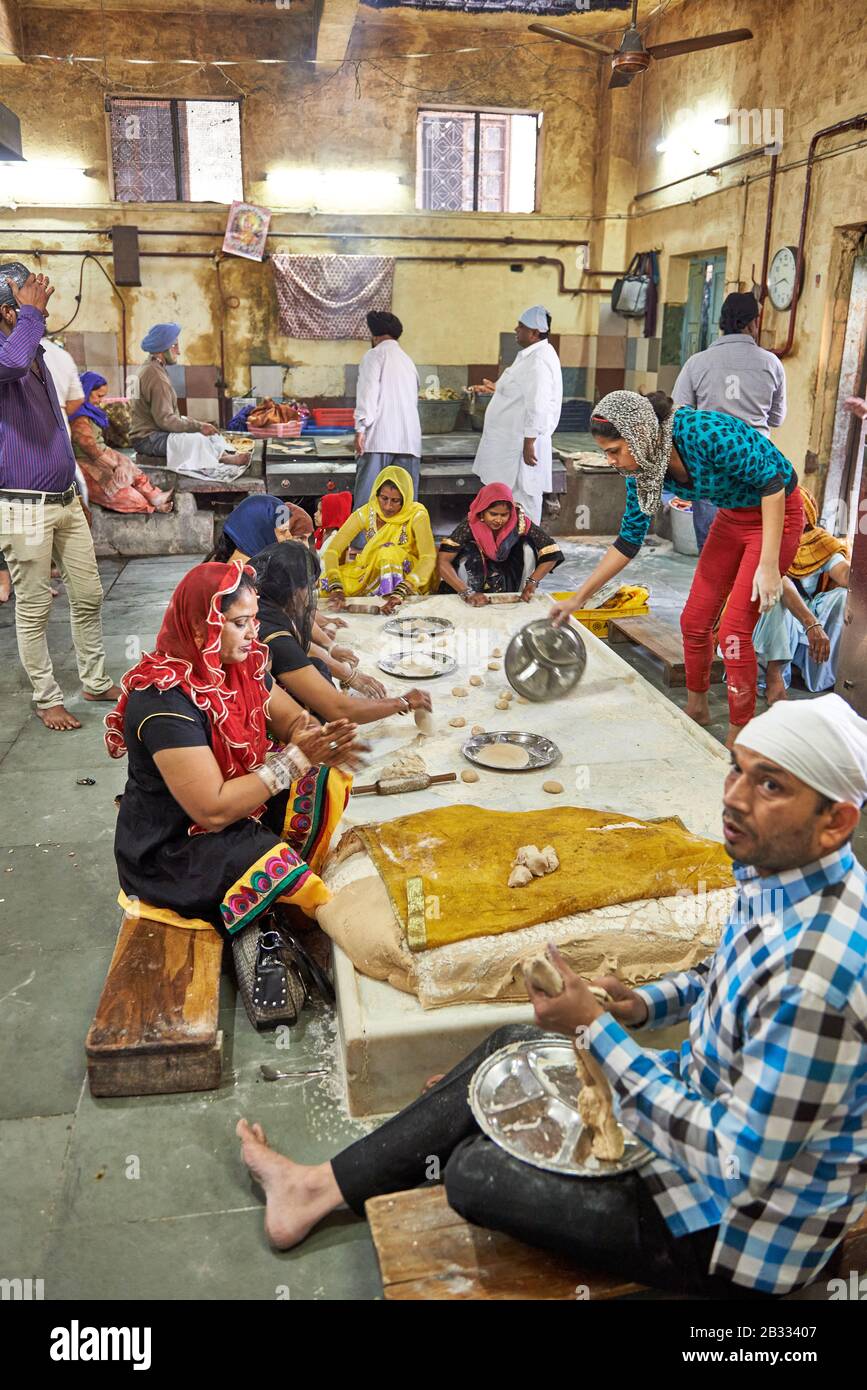 kitchen in Shish Ganj Gurudwara Sikh Temple in Old Delhi, Delhi, India ...