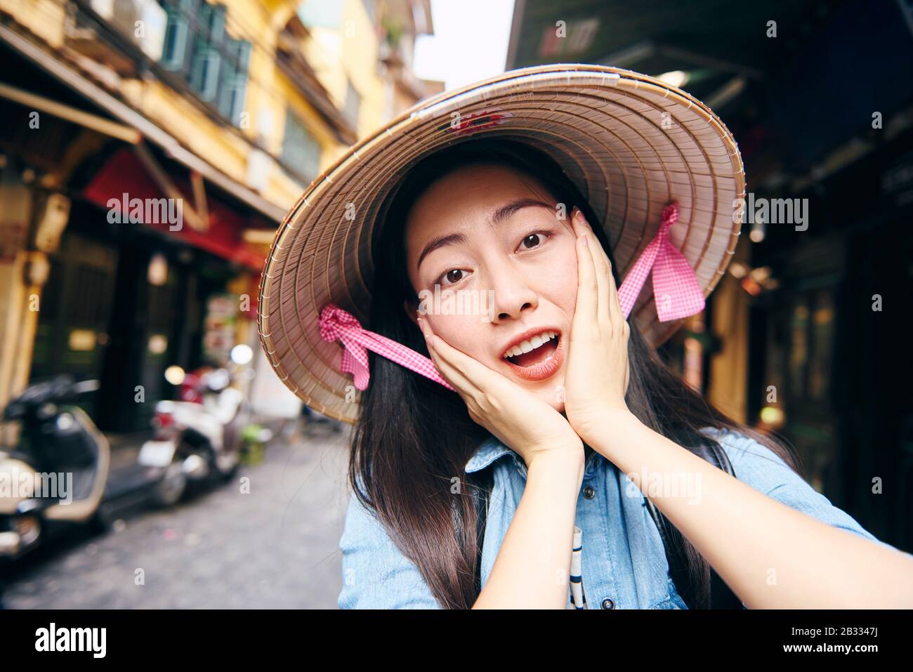 Beautiful vietnamese face hi-res stock photography and images - Alamy