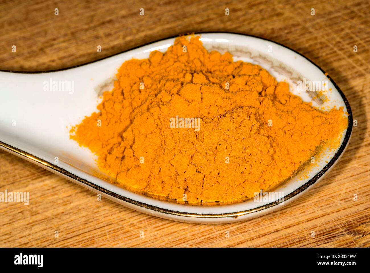 turmeric powder on a spoon Stock Photo - Alamy