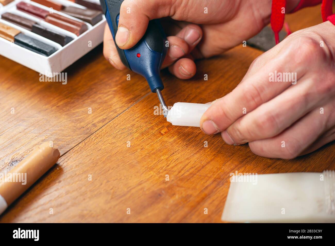 the master closes the scratch chipped. restoration of laminate parquet ...