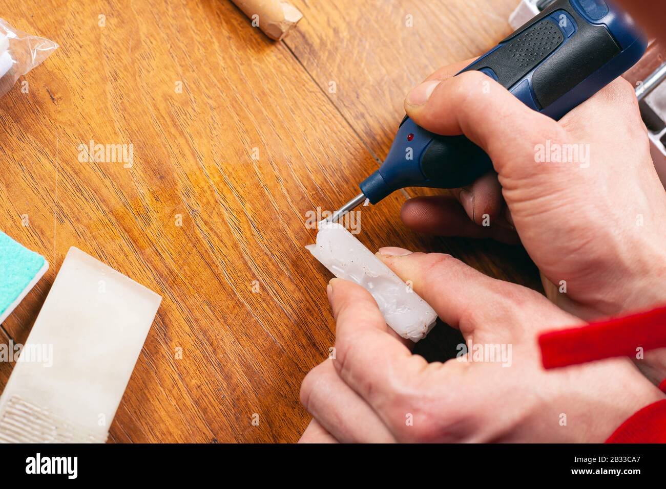 the master closes the scratch chipped. restoration of laminate parquet ...