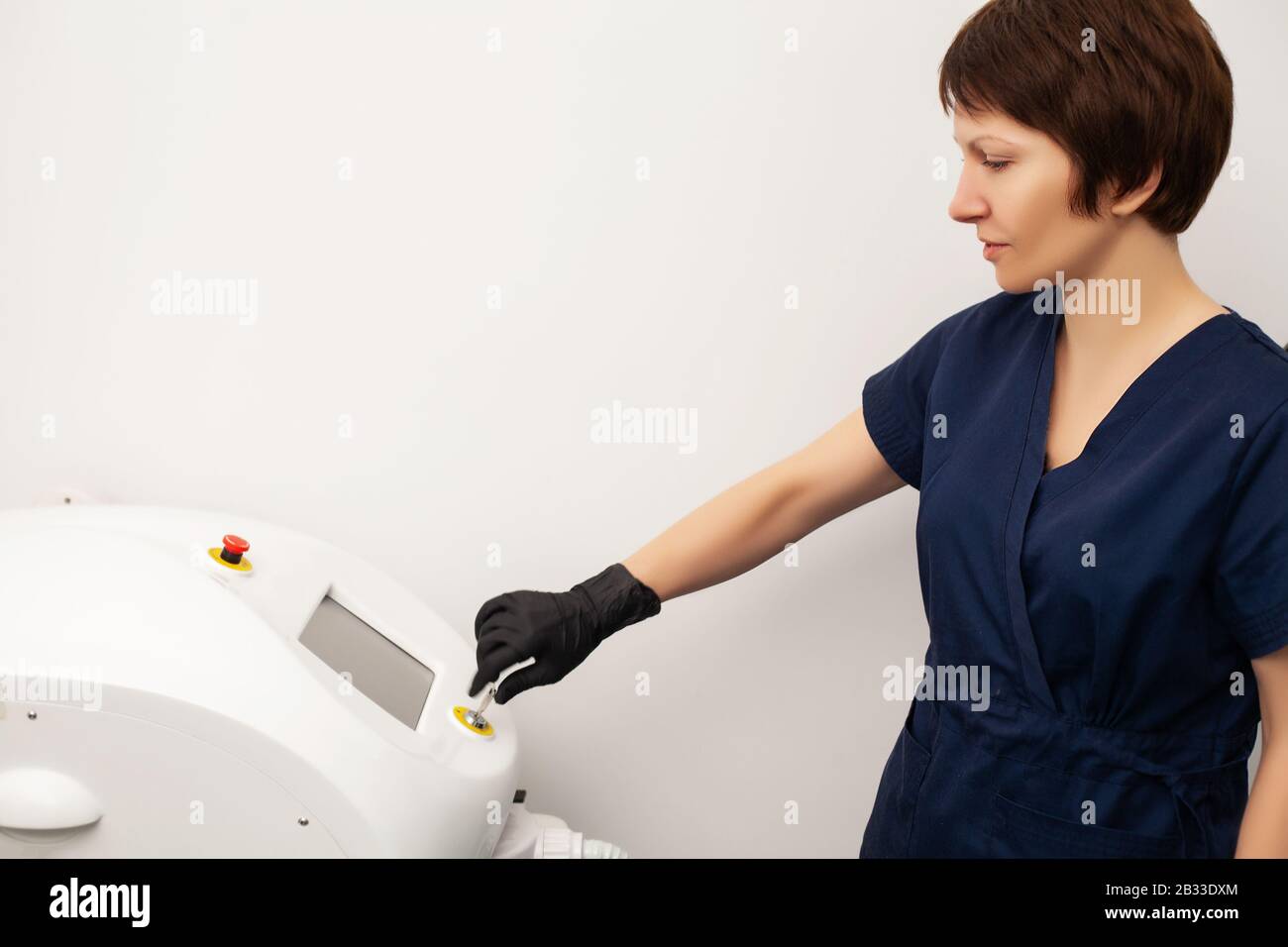 Cosmetologist doctor prepares to laser epilate client in beauty studio ...