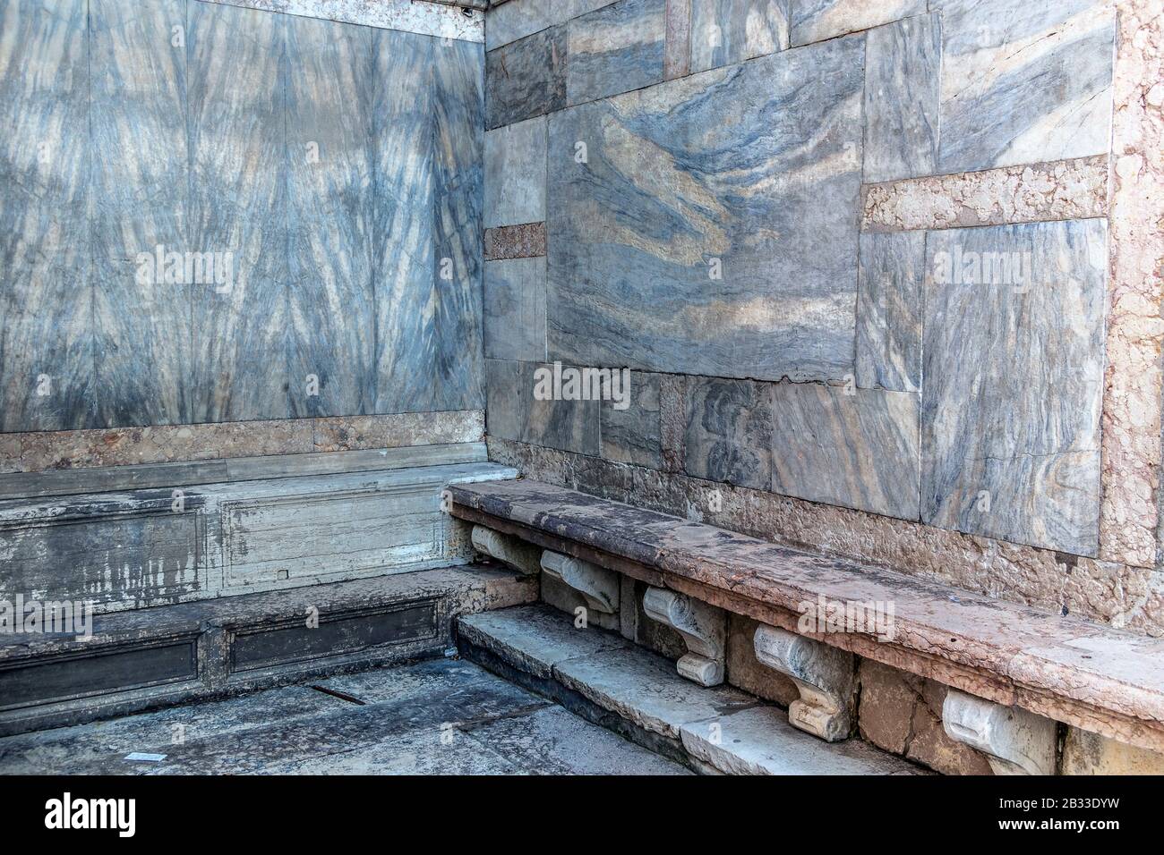 Corner marks hi-res stock photography and images - Alamy