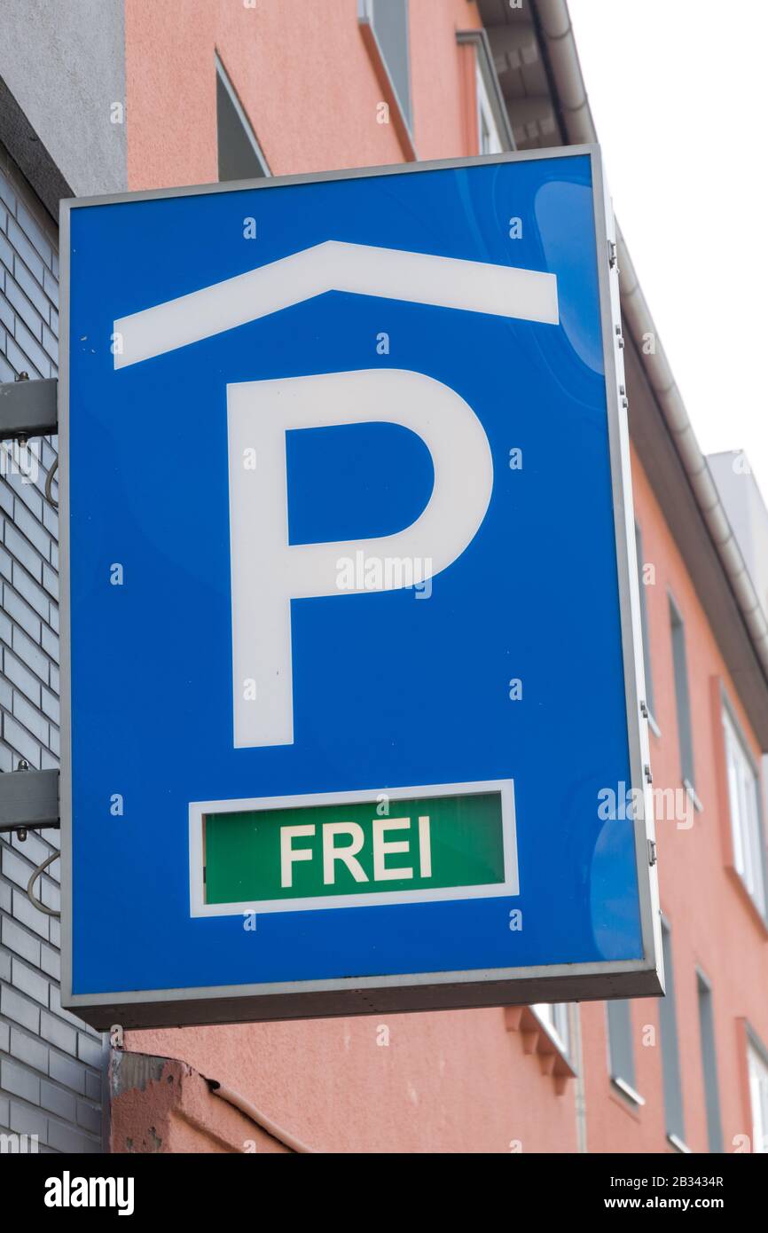 Free car parking sign hi-res stock photography and images - Alamy
