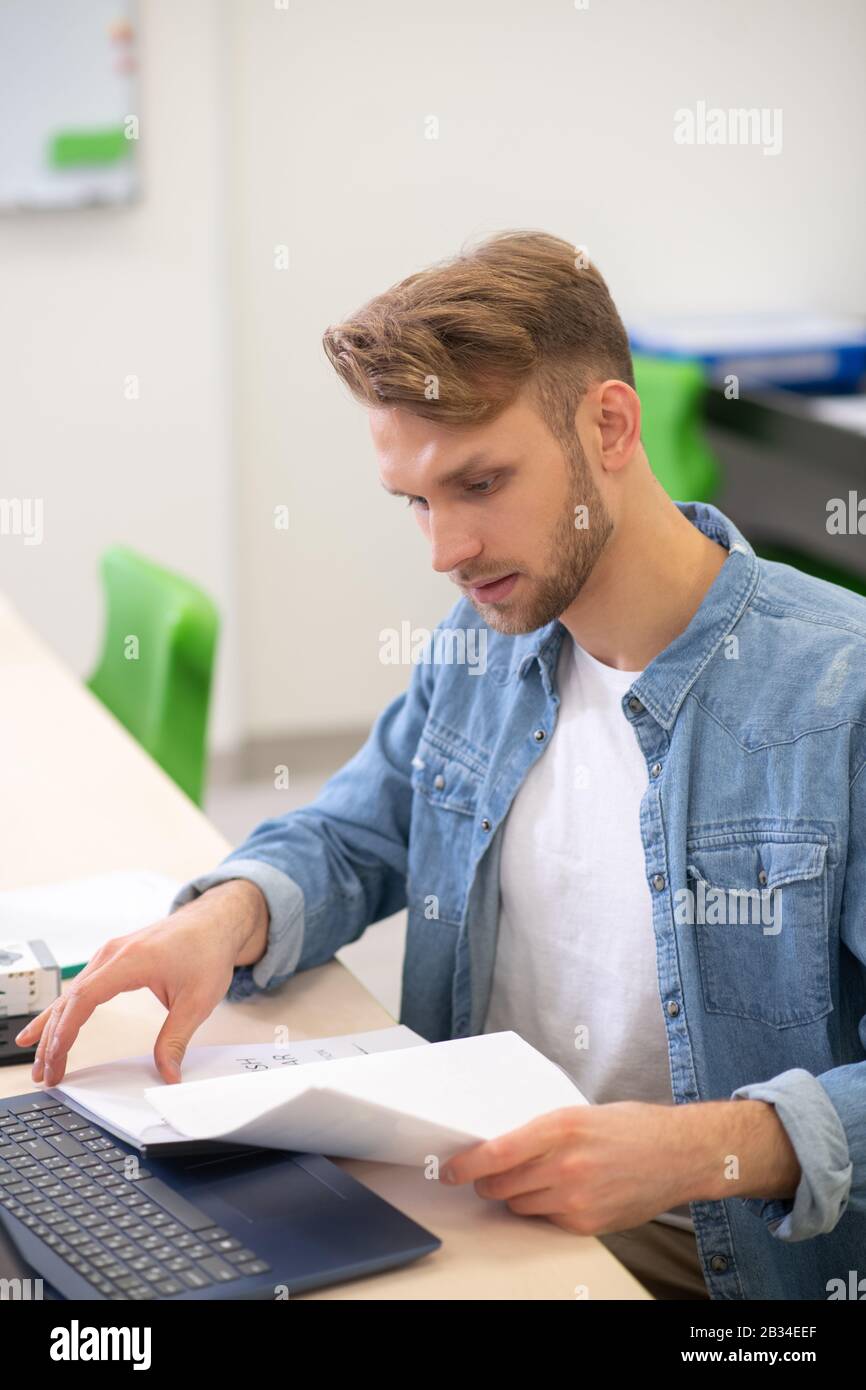 Teacher grammar classroom hi-res stock photography and images - Alamy