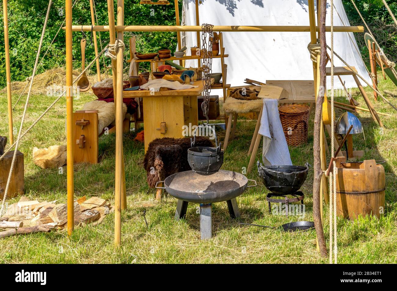 Knight camp of a medieval festival Stock Photo - Alamy