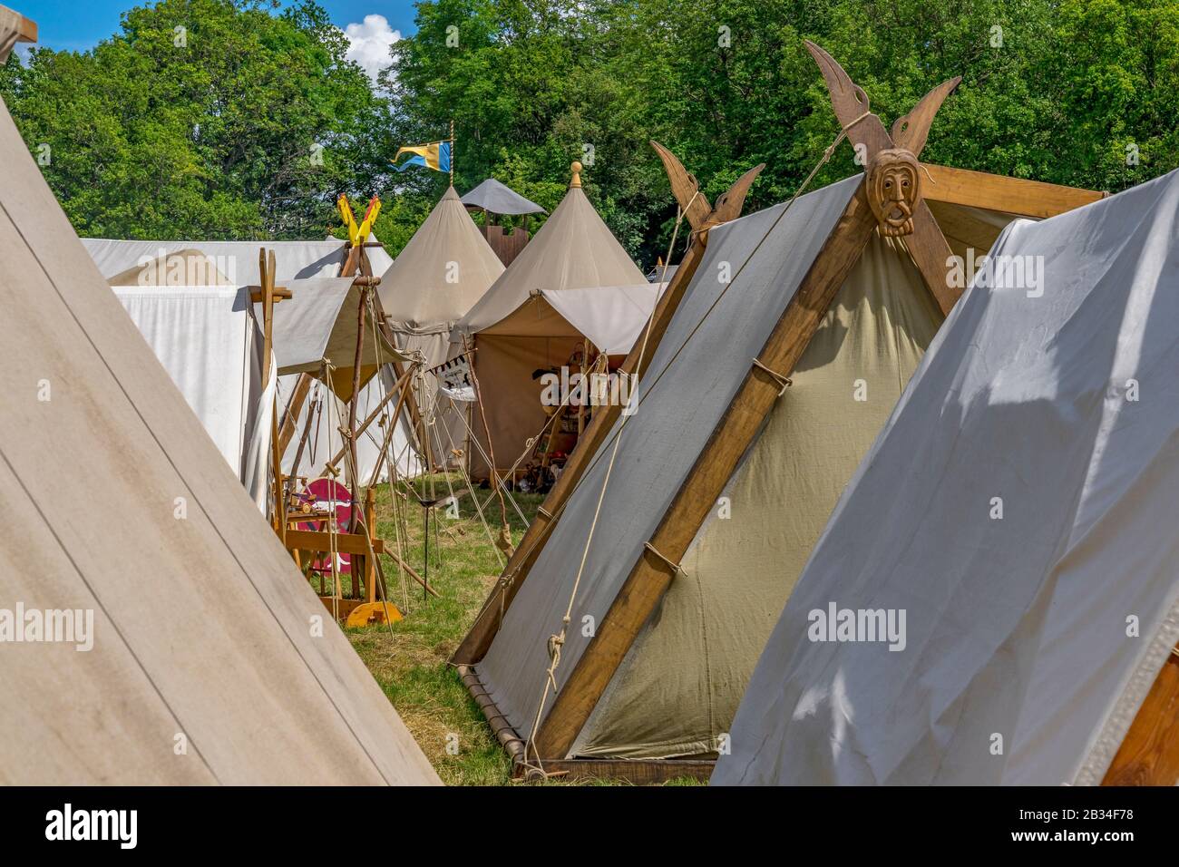 Knight camp of a medieval festival Stock Photo - Alamy