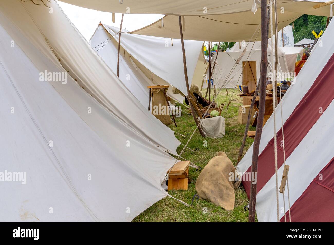 Knight camp of a medieval festival Stock Photo - Alamy