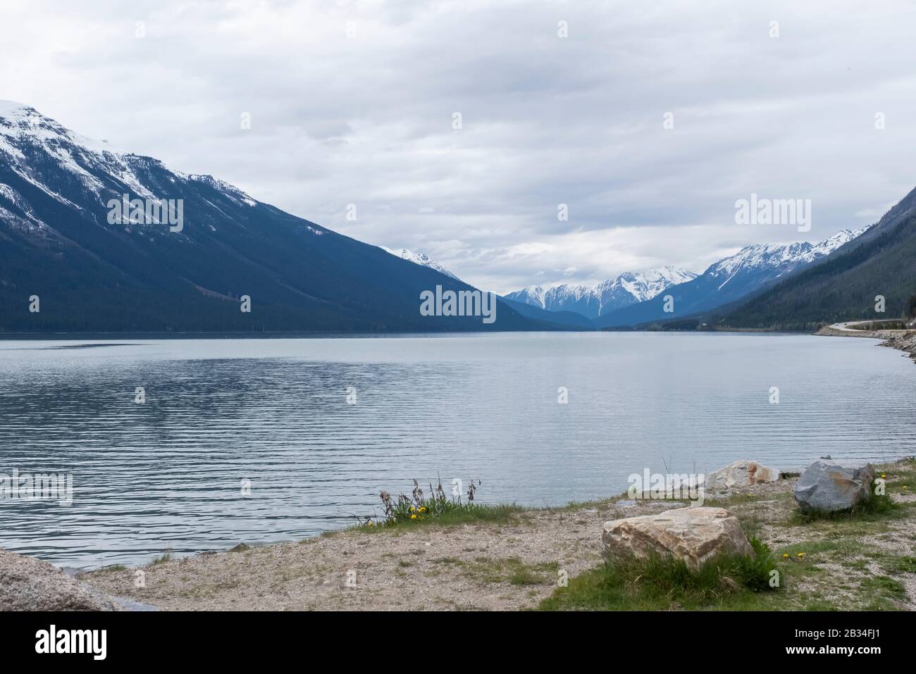 Beautiful landscape with Rocky Mountains and a Lake in National Park ...