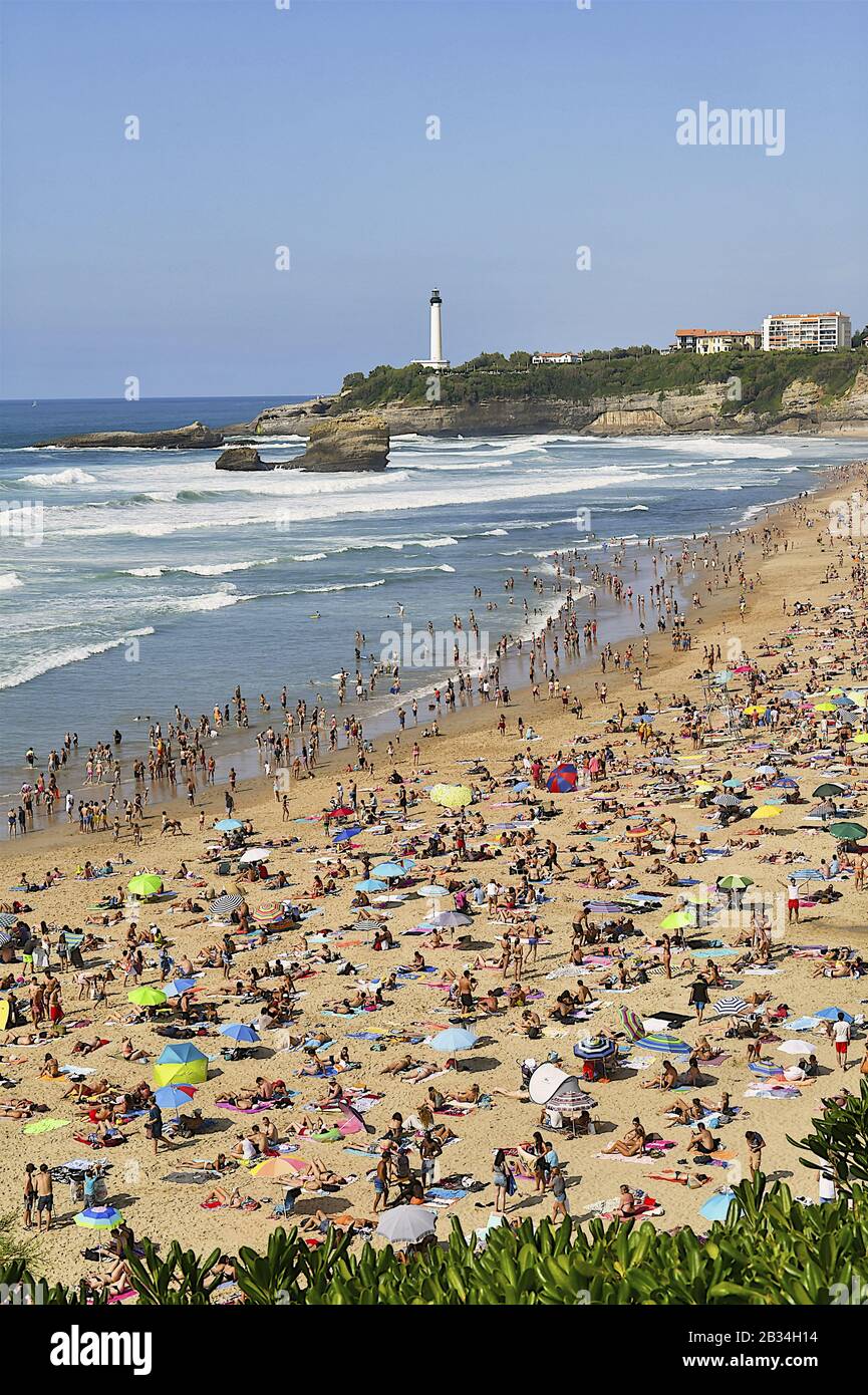 Biarritz beach full of people hi-res stock photography and images - Alamy