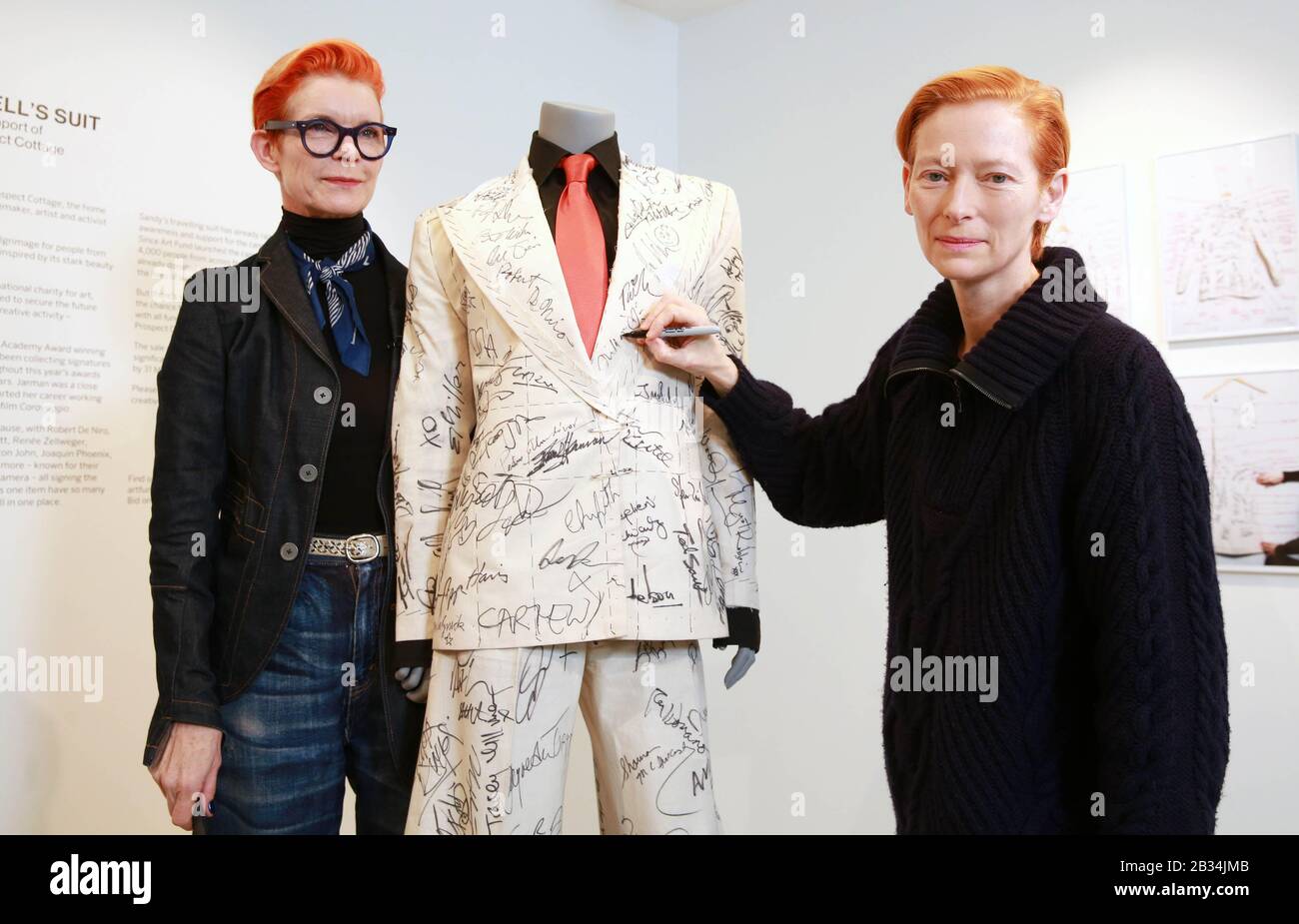 Sandy powell suit hi-res stock photography and images - Alamy