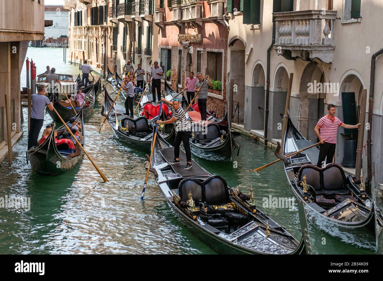 Gondola venice gondolier crowded hi-res stock photography and images ...