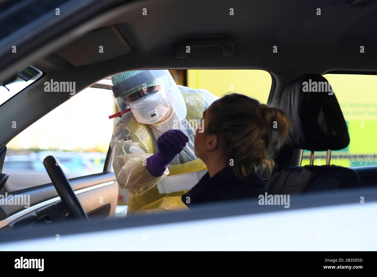 Emergency procedures demonstration hi-res stock photography and images ...